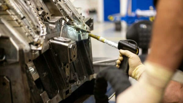 Guide du moulage par compression : avantages, procédé et conseils - Moldie