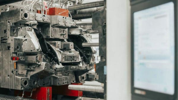 Compression Molding vs Injection Molding: Key Differences - Moldie